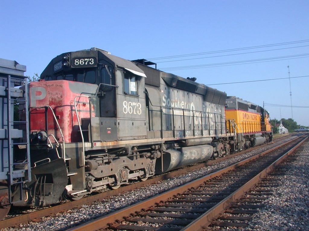 SP 8673 4Aug2004 SB waiting on the side for a NB to pass